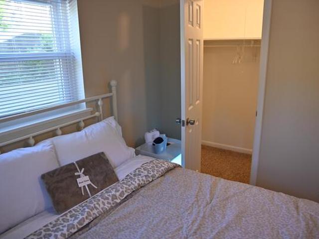 Homey & spacious South ATL house with workspace, near airport, shops, MARTA & more!