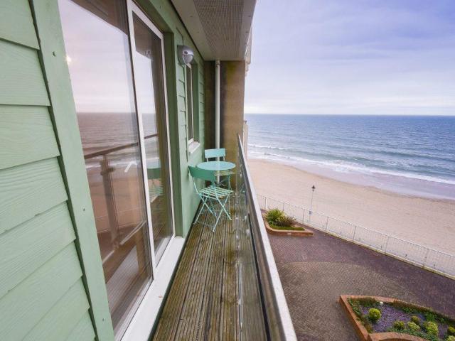 Honeycombe Beach, Boscombe Spa 2 bed apartment to rent £1,495 pcm £345 pw