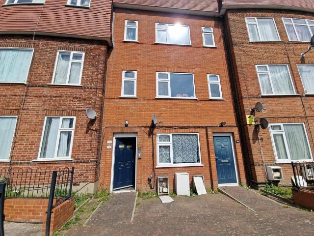 Honeypot Lane HA7, 2 bed flat to rent, £1,500 pcm | PrimeLocation