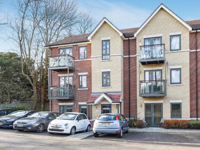 Honeysuckle Court, Buckhurst Hill IG9, 2 bed flat to rent, £1,750 pcm | PrimeLocation