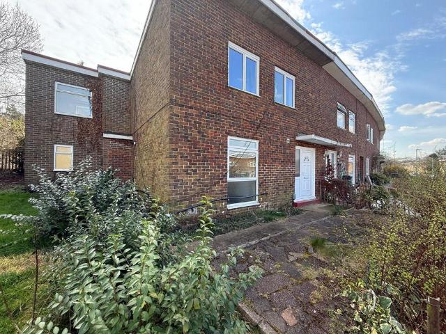 Honeysuckle Gardens, Hatfield, AL10 6 bed terraced house to rent £2,800 pcm £646 pw