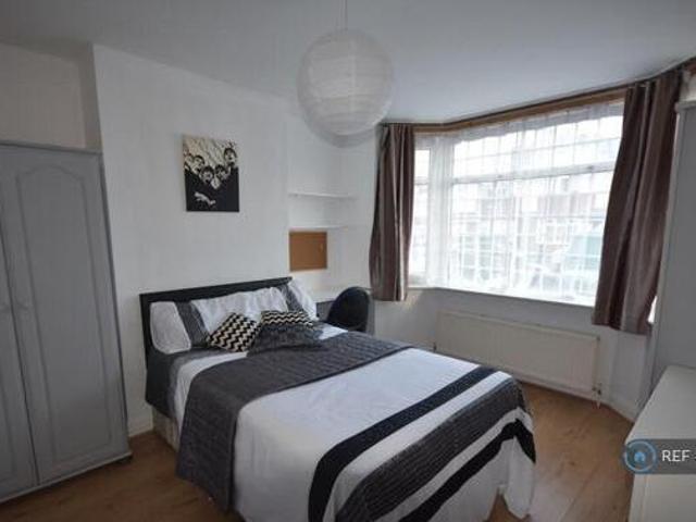 Honeysuckle Road, Southampton, 4 Bedroom Semi detached