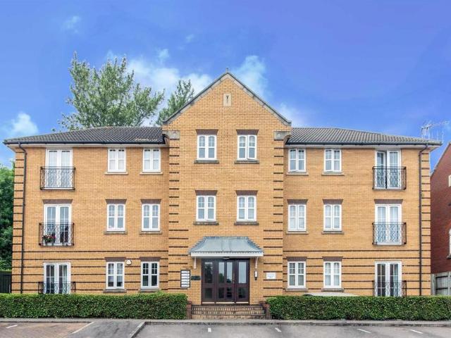 Honiton Gardens, London, NW7 2 bed flat to rent £1,750 pcm £404 pw