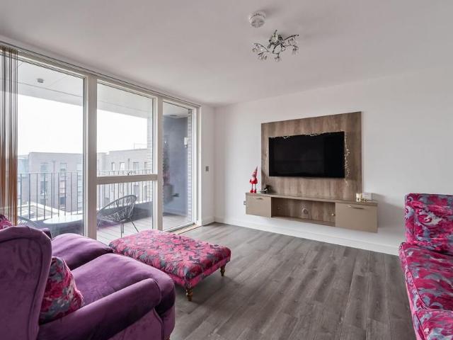 Honour Lea Avenue, Stratford, London. 1 bed flat to rent £2,400 pcm £554 pw