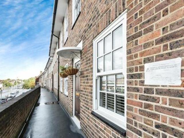 Hook Road, Chessington, 2 Bedroom Flat