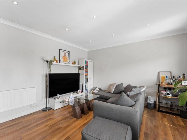 Hook Road, Chessington KT9, 2 bed flat to rent, £1,650 pcm | PrimeLocation