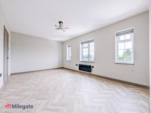Hook Road, Chessington KT9 4 bed flat to rent £2,495 pcm £576 pw