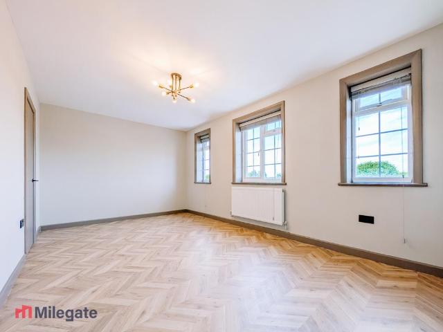 Hook Road, Chessington KT9 4 bed flat to rent £2,495 pcm £576 pw