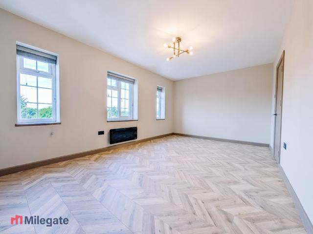 Hook Road, Chessington KT9 4 bed flat to rent £2,495 pcm £576 pw