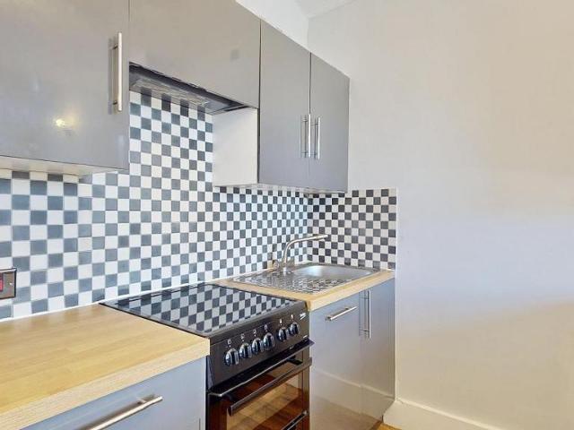 Hook Road, Surbiton 2 bed flat to rent £1,850 pcm £427 pw