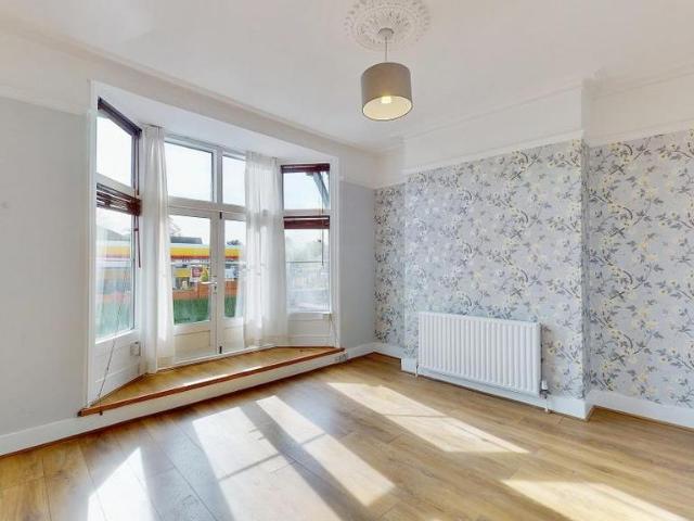 Hook Road, Surbiton 2 bed flat to rent £1,850 pcm £427 pw