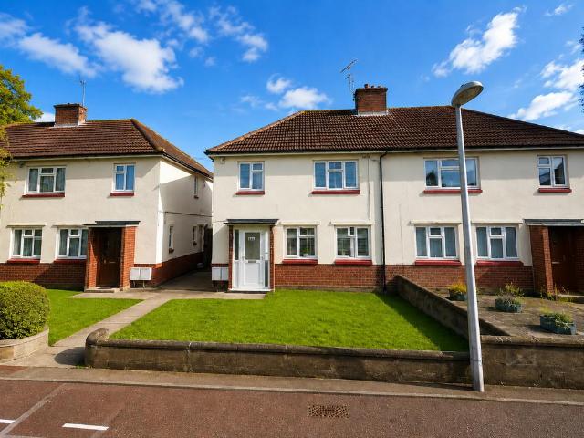 Hooks Hall Drive, Dagenham, Essex 2 bed flat to rent £2,150 pcm £496 pw