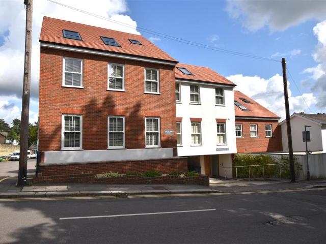 Hooley Lane, Redhill 2 bed apartment to rent £1,550 pcm £358 pw