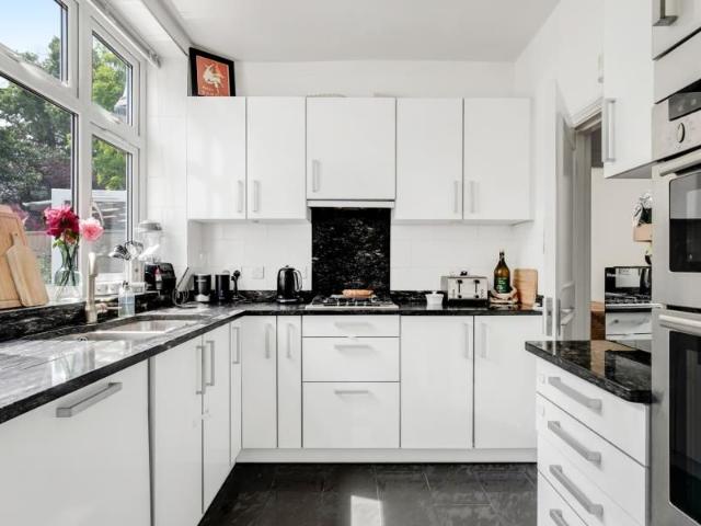 Hoop Lane, Golders Green NW11, 3 bed flat to rent, £3,500 pcm | PrimeLocation