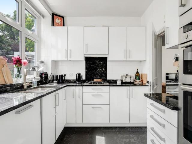 Hoop Lane, Golders Green, NW1 3 bed flat to rent £3,497 pcm £807 pw