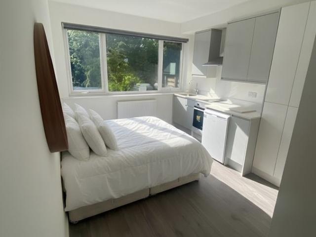 Hoop Lane, London NW11, Studio to rent, £1,400 pcm | PrimeLocation