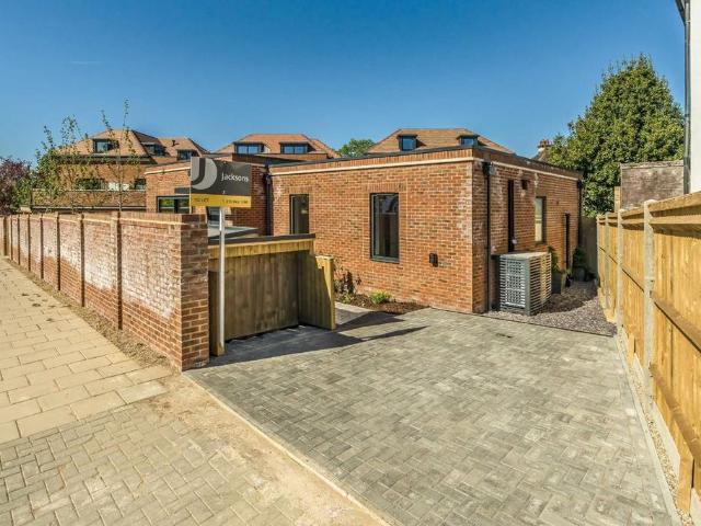 Hoadly Road, London SW16 3 bed bungalow to rent £3,300 pcm £762 pw