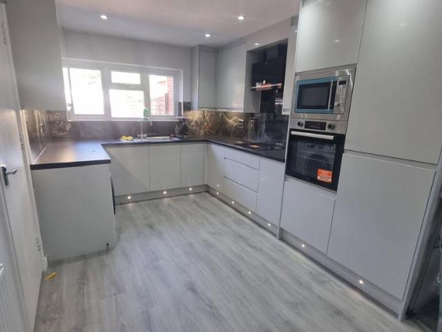 Hobart Road, Hayes, UB4 9ND 4 bed terraced house to rent £2,800 pcm £646 pw