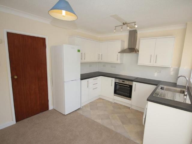 Hoblands, Haywards Heath, RH16 2 bed terraced house to rent £1,475 pcm £340 pw