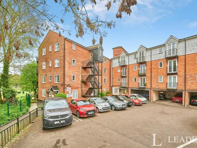 Hockerill Street, Bishop's Stortford. 2 bed flat to rent £1,000 pcm £231 pw