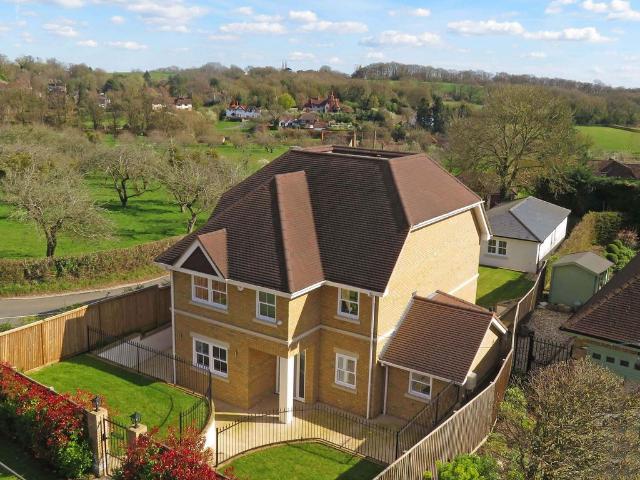 Hockett Lane, Cookham, SL6 5 bed property to rent £4,500 pcm £1,038 pw