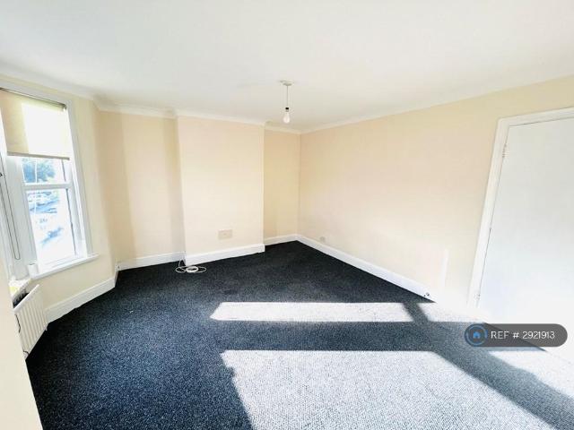 Hockley Avenue, London, E6 2 bed maisonette to rent £1,800 pcm £415 pw