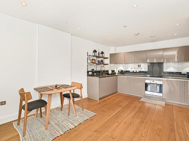 Hoey Court, London E3 2 bed flat to rent £2,000 pcm £462 pw