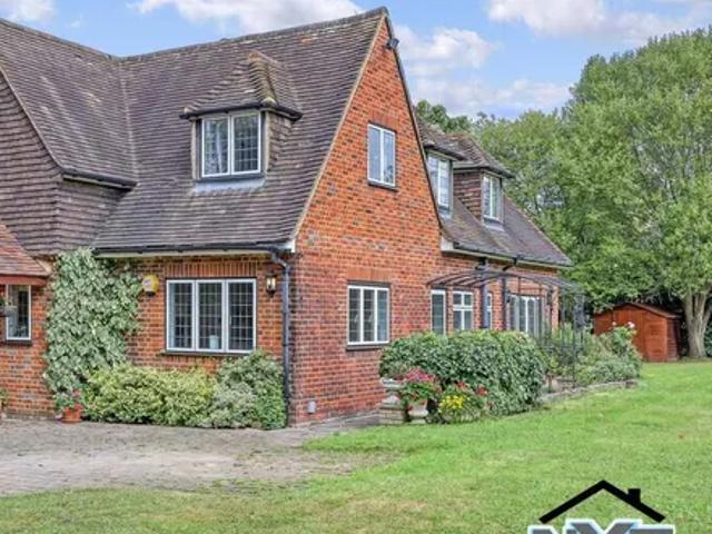 Hoe Lane, Abridge, RM4 1BU, United Kingdom | 5 bed house for rent #106959804 | Rentberry