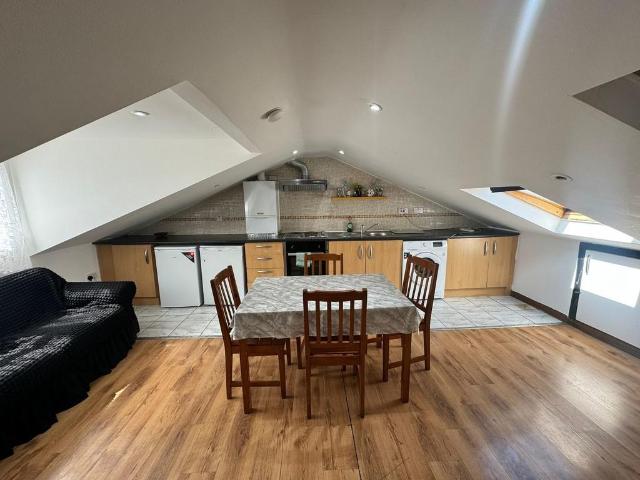 Hoe Street, Walthamstow E17 9AH 2 bed apartment to rent £1,700 pcm £392 pw