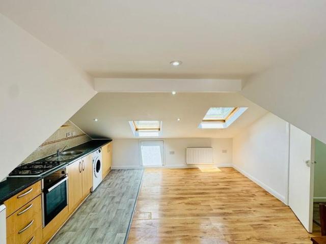 Hoe Street, Walthamstow E17 9AH 2 bed apartment to rent £1,750 pcm £404 pw