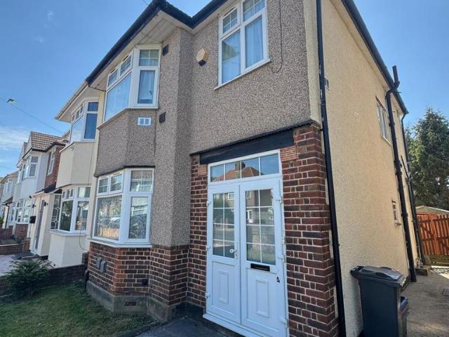 Hogarth Gardens, Hounslow TW5 3 bed semi detached house to rent £2,700 pcm £623 pw