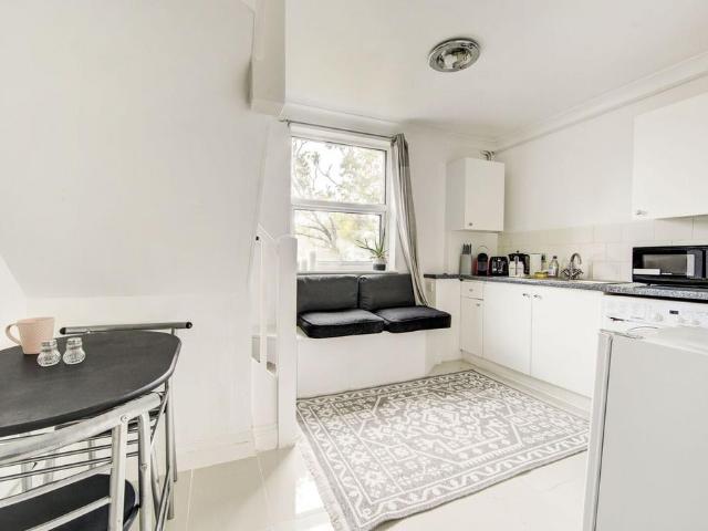 Hogarth Road, Earls Court, London, SW5 1 bed flat to rent £4,312 pcm £995 pw