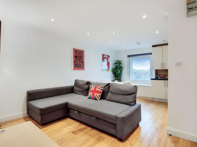 Hogarth Road, Earls Court, London, SW5 2 bed flat to rent £2,384 pcm £550 pw