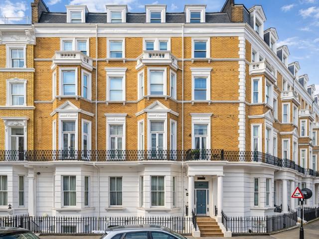 Hogarth Road, SW5 3 bed flat to rent £5,417 pcm £1,250 pw