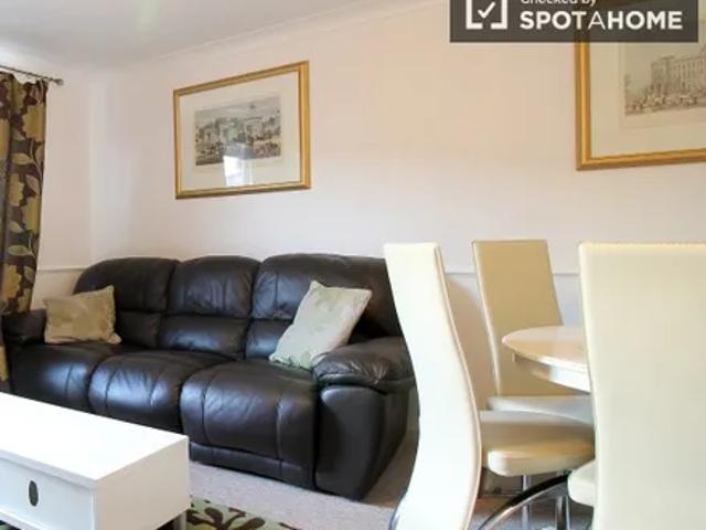 Holt Close, London, SE28 8LF, United Kingdom | 4 bed apartment for rent #153297511 | Rentberry