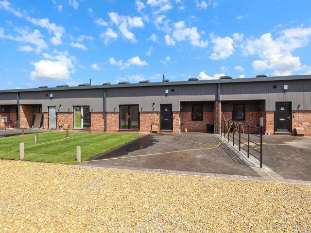 Holt Farm, Studley 3 bed barn conversion to rent £1,950 pcm £450 pw