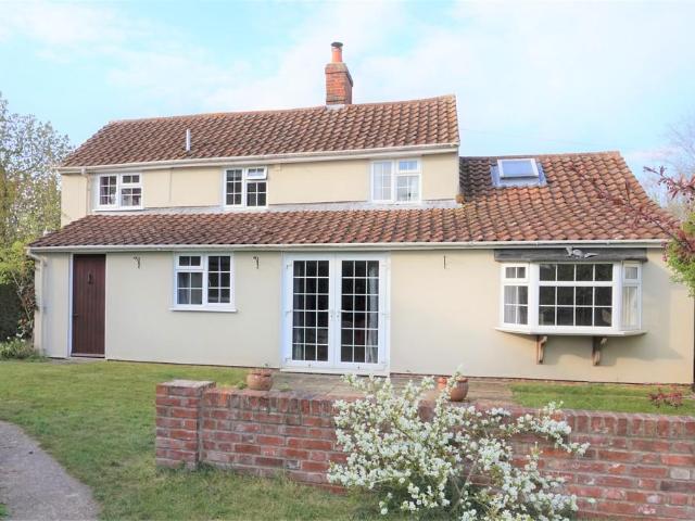 Holton St Mary 2 bed cottage to rent £1,375 pcm £317 pw