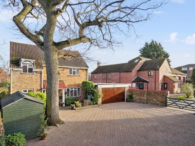 Holtspur Top Lane, Beaconsfield, HP9 4 bed detached house to rent £2,800 pcm £646 pw