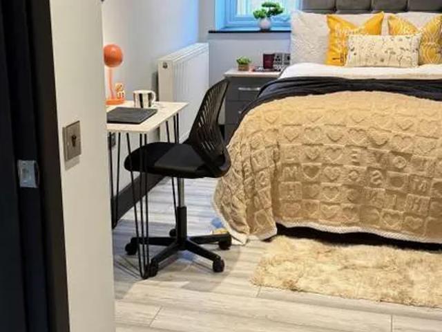 Holy Cross, Balmoral Drive, Borehamwood, WD6 2RD, United Kingdom | Room for rent #154605841 | Rentberry