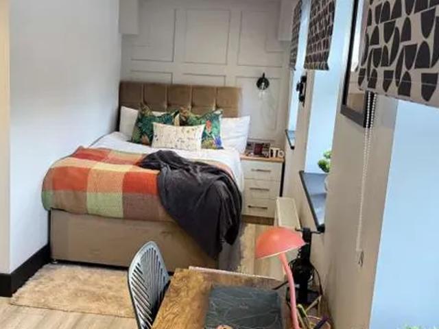 Holy Cross, Balmoral Drive, Borehamwood, WD6 2RD, United Kingdom | Room for rent #154608195 | Rentberry