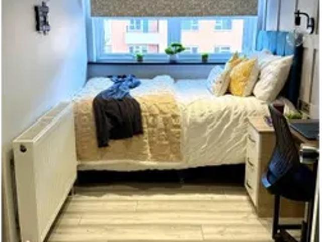 Holy Cross, Balmoral Drive, Borehamwood, WD6 2RD, United Kingdom | Room for rent #163033356 | Rentberry
