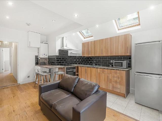 Holyport Road, Fulham, London, SW6 2 bed flat to rent £2,500 pcm £577 pw