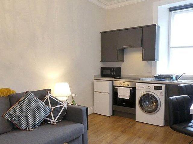 Holyrood Road, Edinburgh, 1 Bedroom Flat