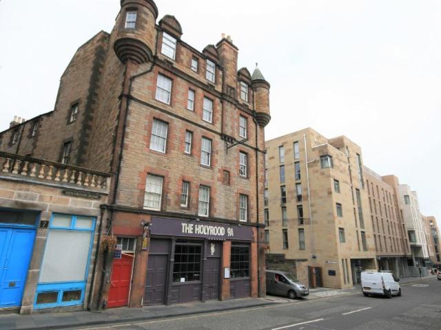 Holyrood Road, Edinburgh EH8 1 bed flat to rent £1,195 pcm £276 pw