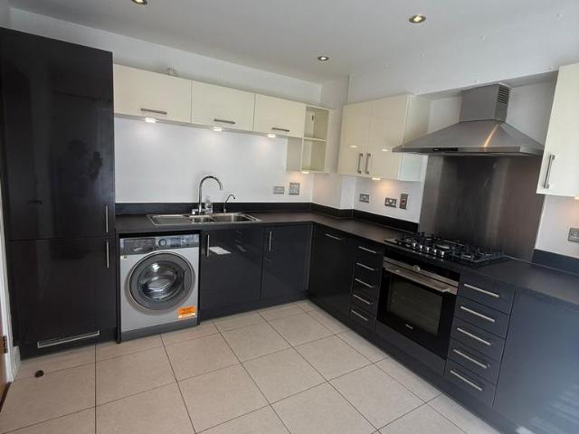Holywell Way, Staines upon Thames TW19 3 bed terraced house to rent £2,400 pcm £554 pw