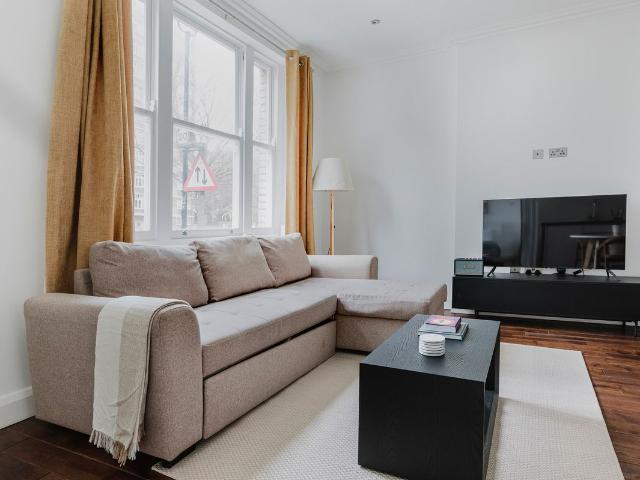 Holborn WC1N, 1 bed flat to rent, £3,330 pcm | PrimeLocation