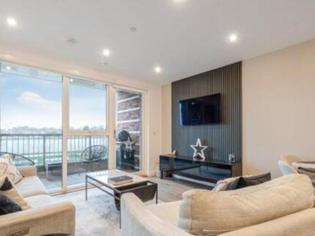 Holcombe Court, Bollo Lane, 2 Bedroom Flat