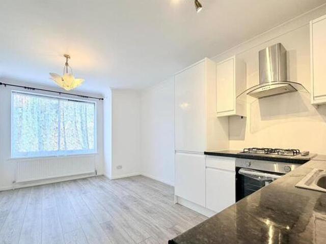 Holden Avenue, North Finchley, 3 Bedroom Apartment