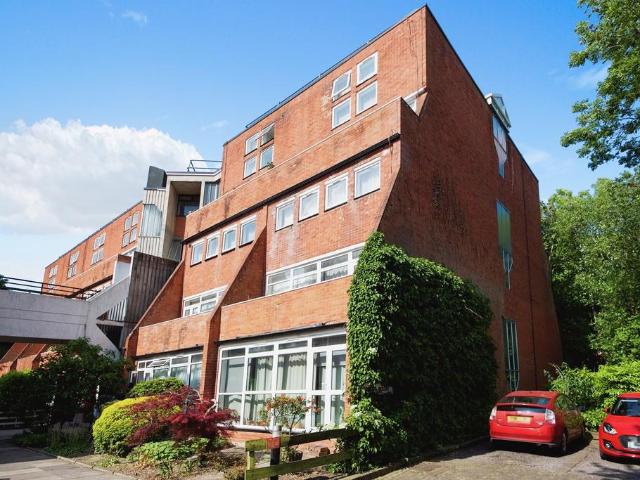 Holden Avenue, London, N12 2 bed flat to rent £1,950 pcm £450 pw