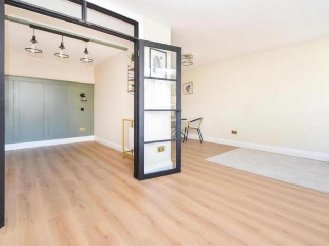 Holden Avenue, Woodside Park, London 1 bed apartment to rent £1,600 pcm £369 pw